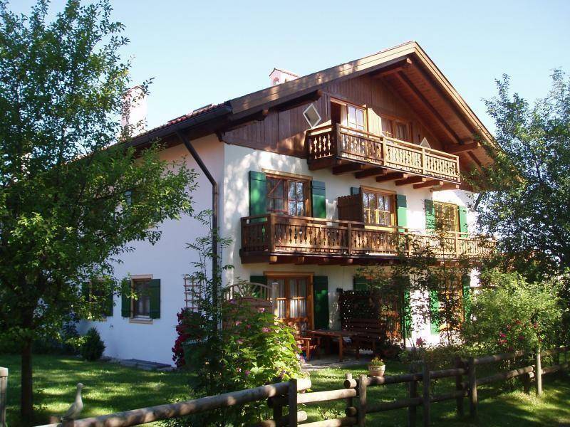 65 M² Ferienwohnung ∙ 1 Schlafzimmer ∙ 3 Gäste - Bad Bayersoien