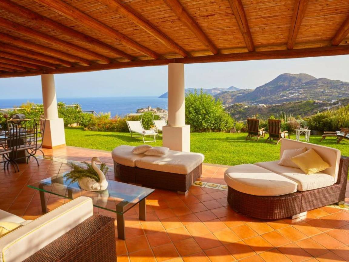 250 M² House ∙ 3 Bedrooms ∙ 6 Guests - Lipari