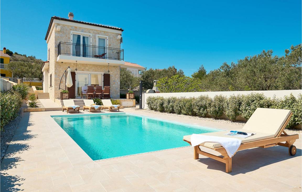 162 M² House ∙ 4 Bedrooms ∙ 8 Guests - Murter