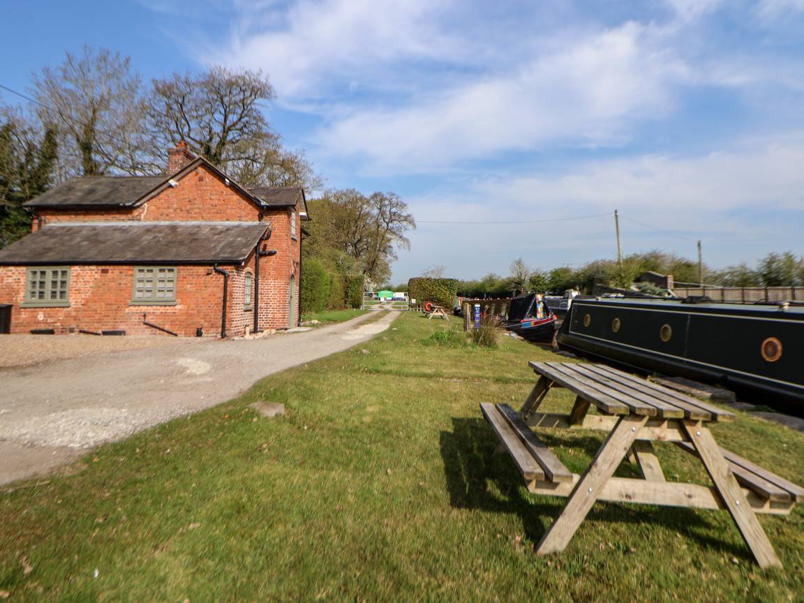 Cottage ∙ 2 Bedrooms ∙ 4 Guests - Cholmondeley Castle Gardens