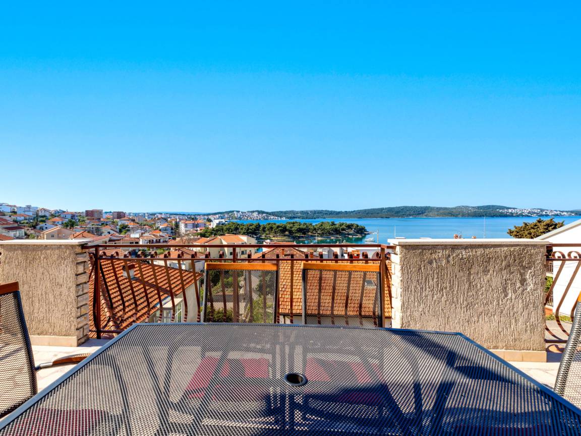125 M² Ferienwohnung ∙ 4 Schlafzimmer ∙ 7 Gäste - Trogir