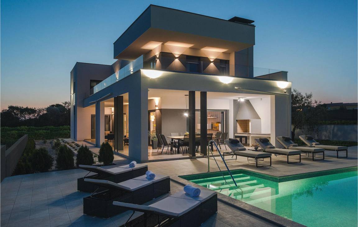 382 M² House ∙ 4 Bedrooms ∙ 10 Guests - Pula