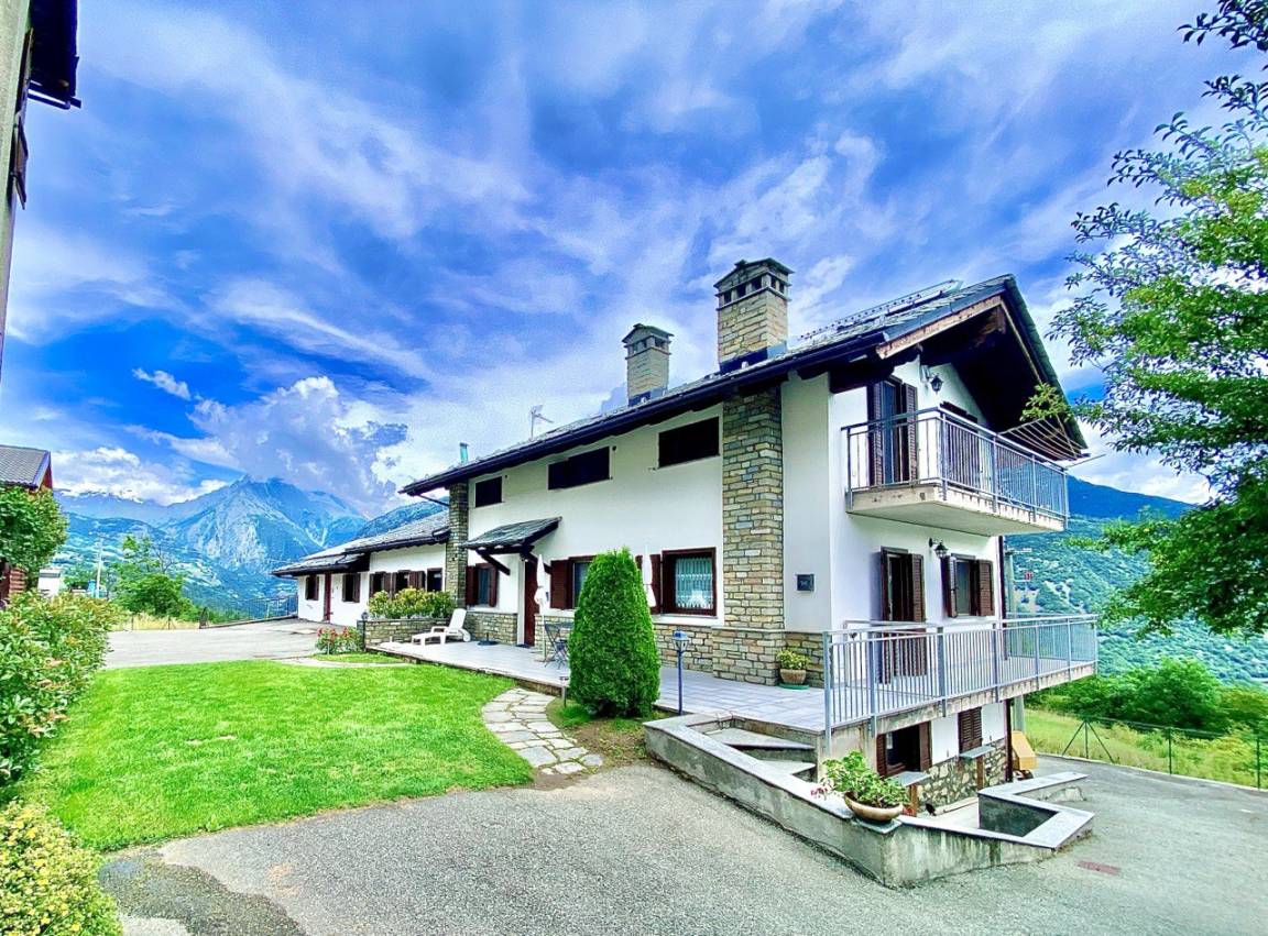 166 M² Villa ∙ 4 Bedrooms ∙ 12 Guests - Aosta