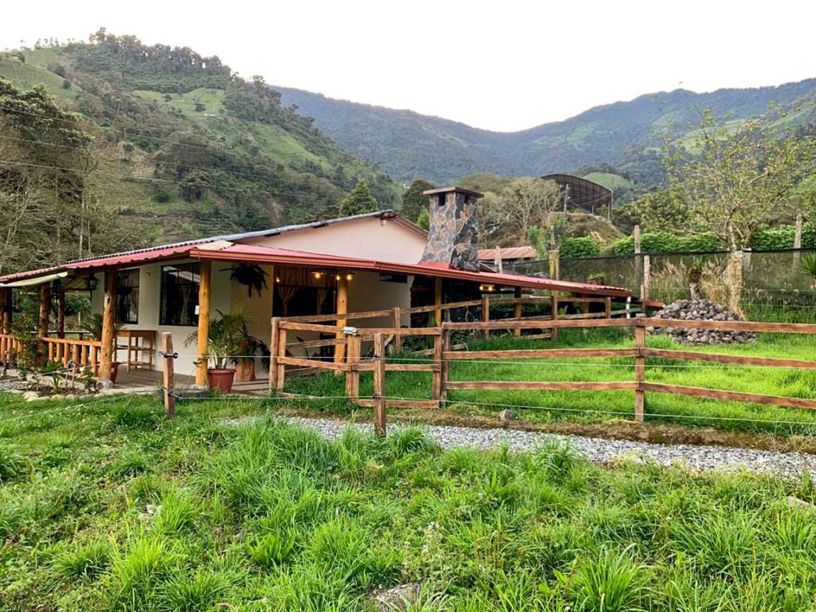 Talo ∙ 2 Makuuhuonetta ∙ 4 Vierasta - Tungurahua