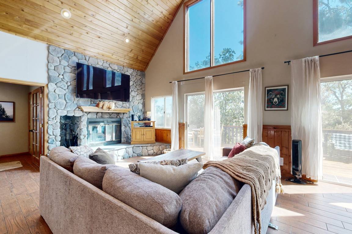 180 M² House ∙ 4 Bedrooms ∙ 8 Guests - Big Bear, CA