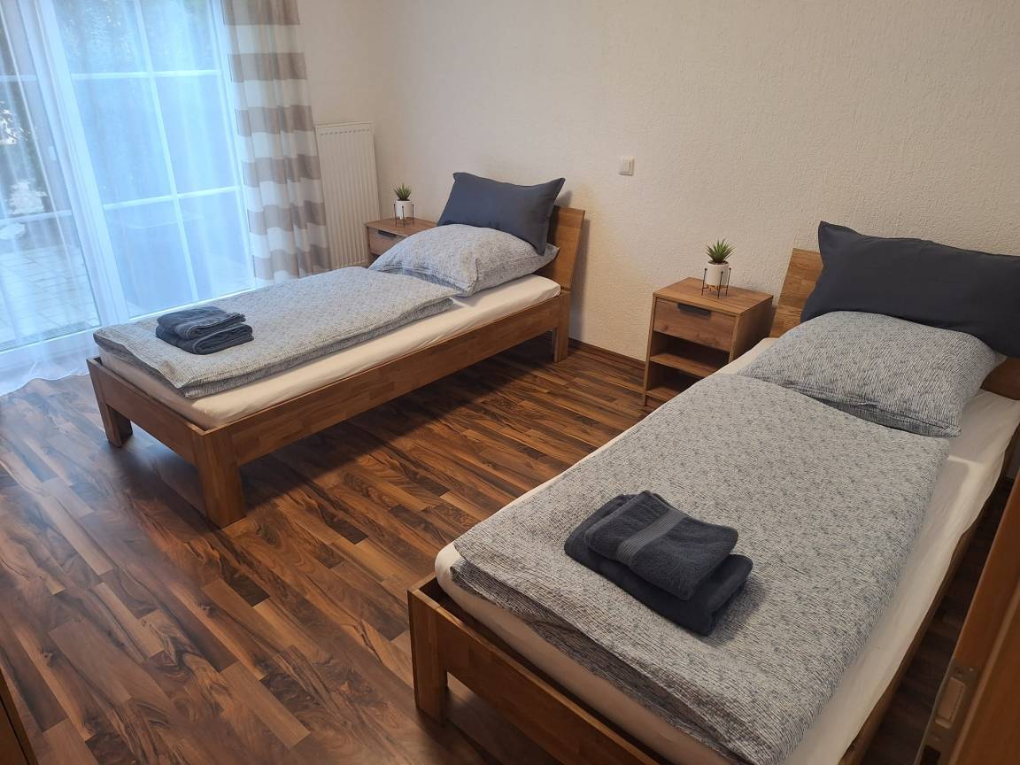75 M² Ferienwohnung ∙ 2 Schlafzimmer ∙ 4 Gäste - Wackersdorf