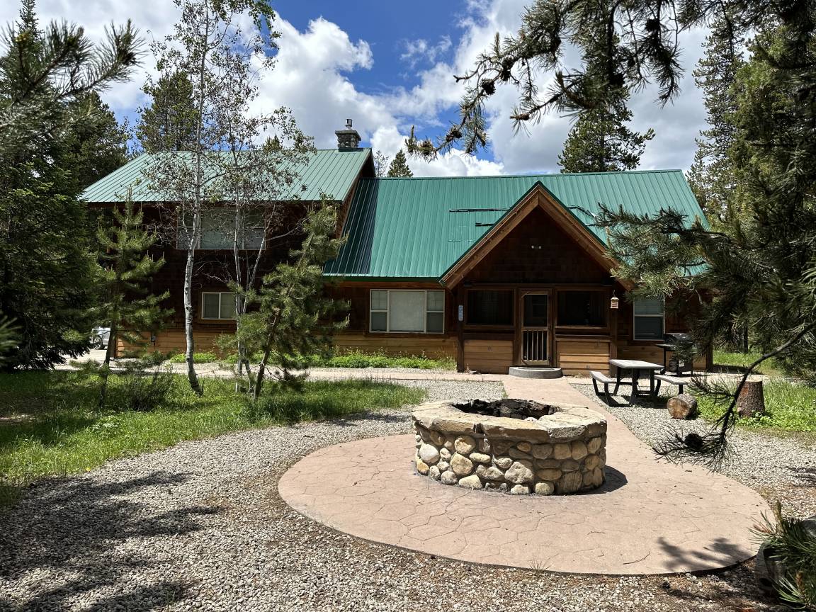 186 M² House ∙ 3 Bedrooms ∙ 12 Guests - Island Park, ID