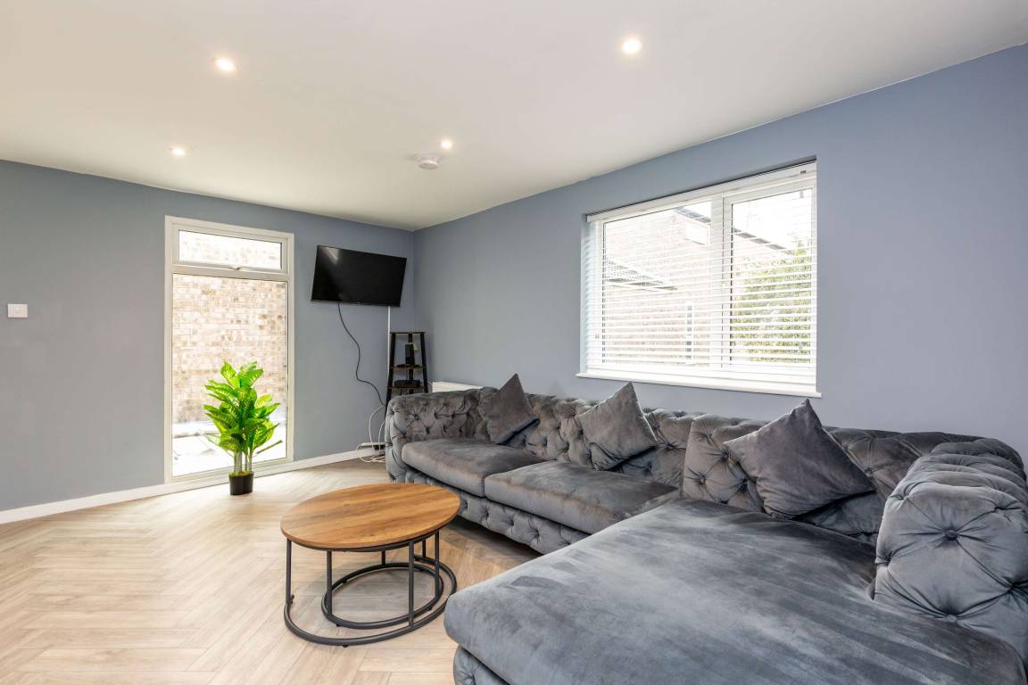 82 M² House ∙ 3 Bedrooms ∙ 5 Guests - Peterborough