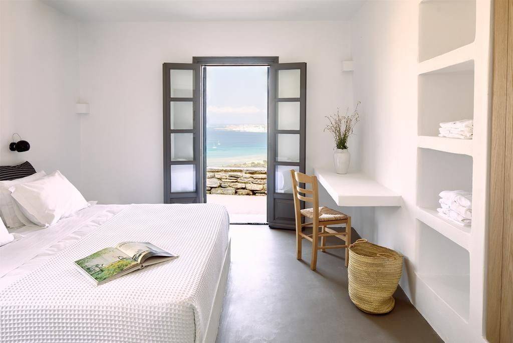 300 M² Villa ∙ 5 Bedrooms ∙ 11 Guests - Paros