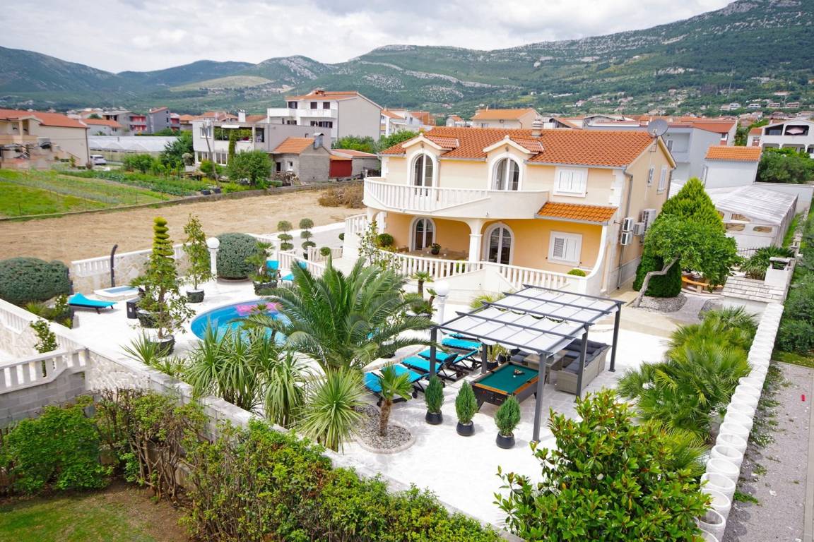 210 M² Villa ∙ 6 Chambres ∙ 12 Personnes - Split