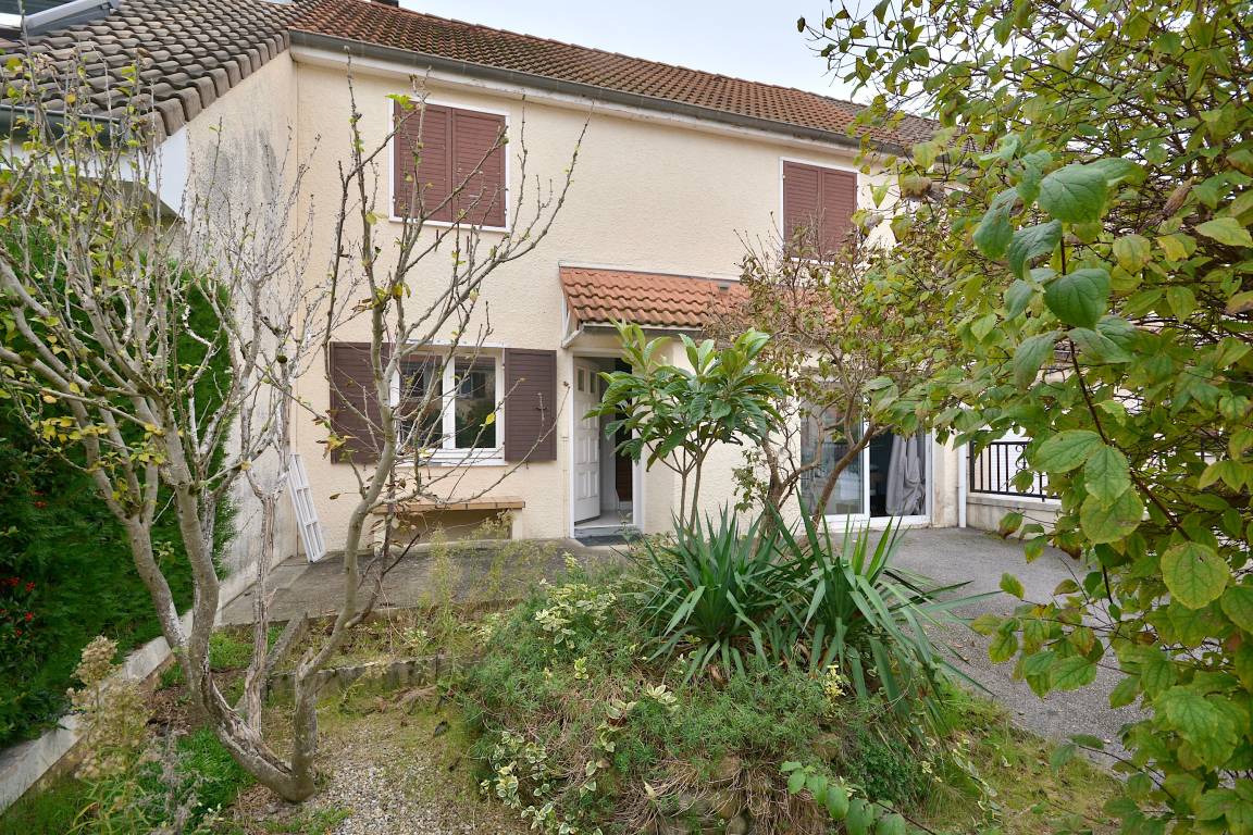 103 M² Maison De Vacances ∙ 4 Chambres ∙ 8 Personnes - Vénissieux