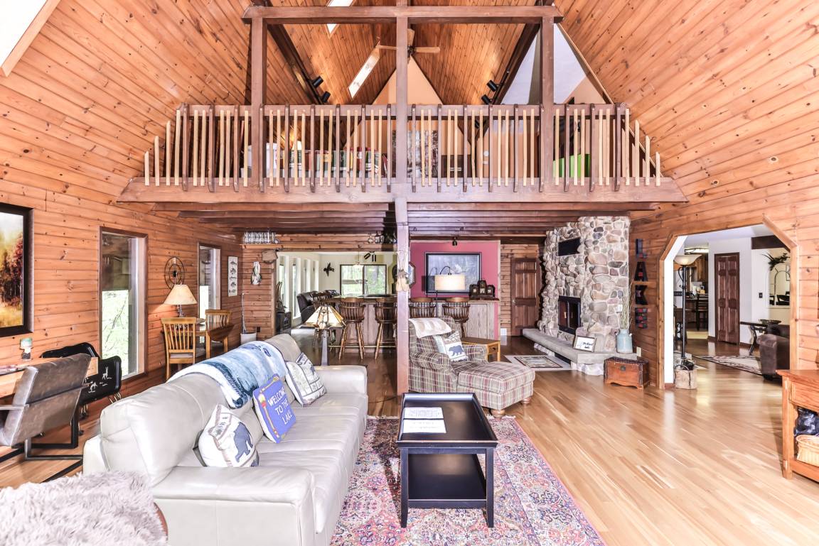 House ∙ 4 Bedrooms ∙ 13 Guests - Wisconsin