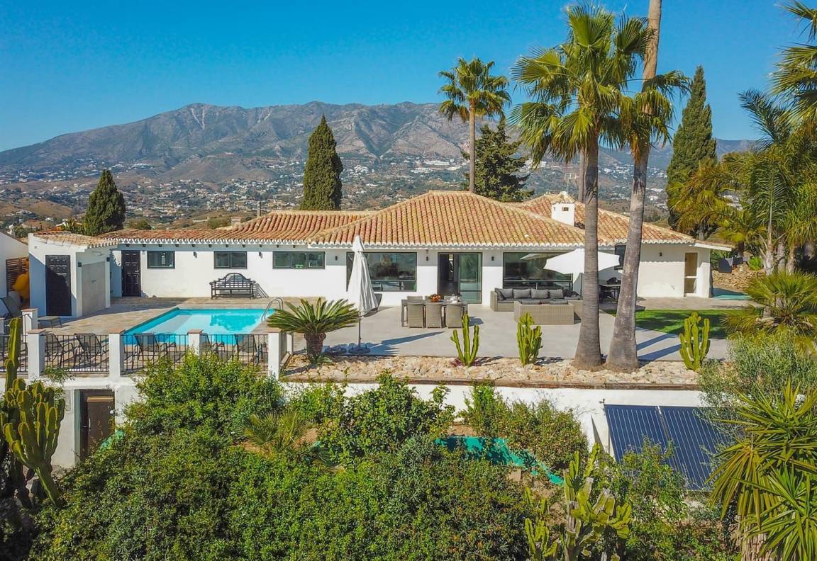 240 M² Villa ∙ 4 Bedrooms ∙ 8 Guests - Mijas