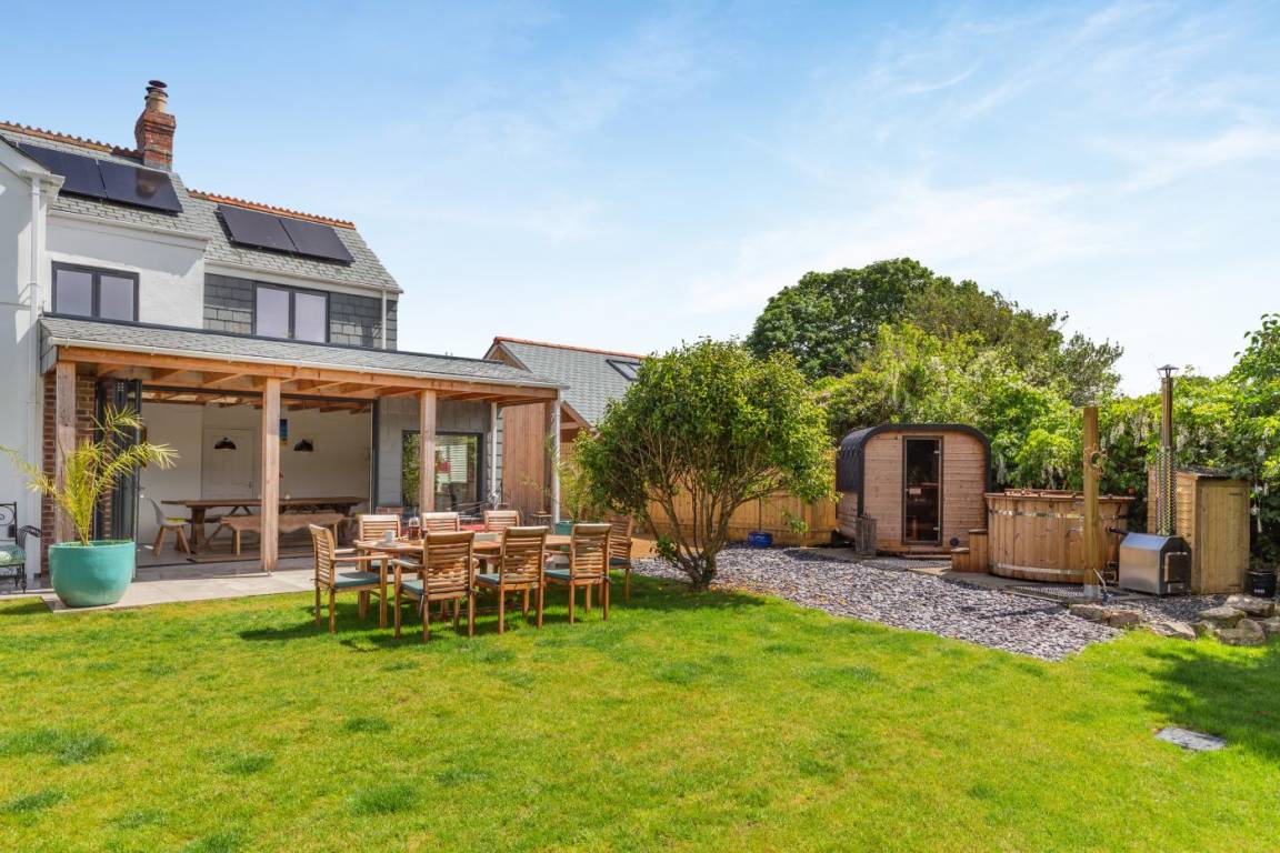 Cottage ∙ 4 Bedrooms ∙ 8 Guests - St Austell