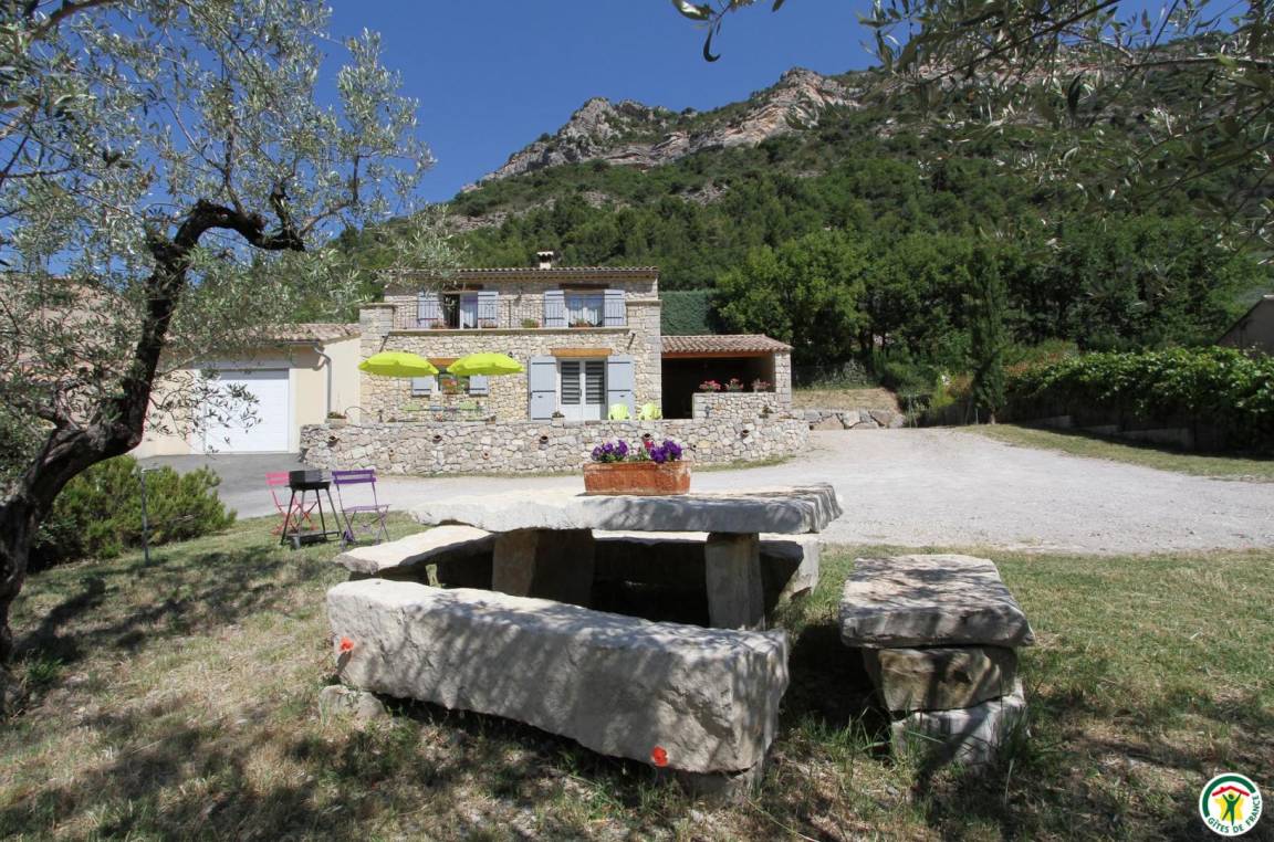 109 M² Gîte ∙ 4 Chambres ∙ 6 Personnes - La Motte-Chalancon
