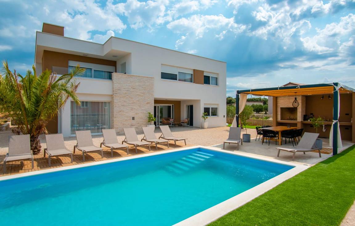 300 M² House ∙ 5 Bedrooms ∙ 12 Guests - Novalja