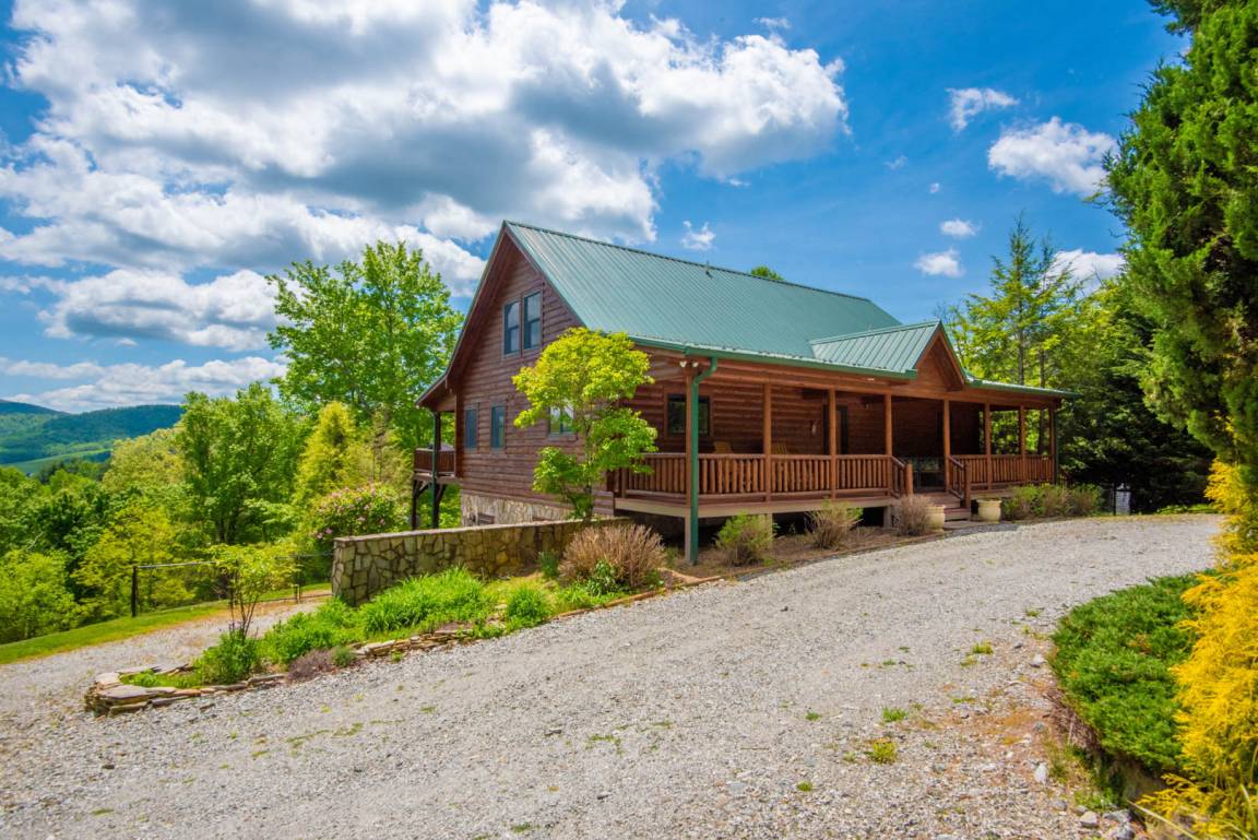 Cabin ∙ 4 Bedrooms ∙ 10 Guests - Mouth of Wilson, VA