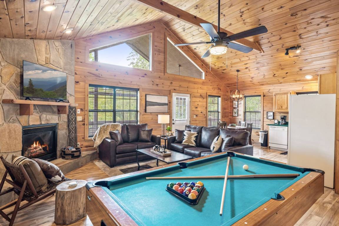 130 M² Cabin ∙ 2 Bedrooms ∙ 6 Guests - Pigeon Forge, TN