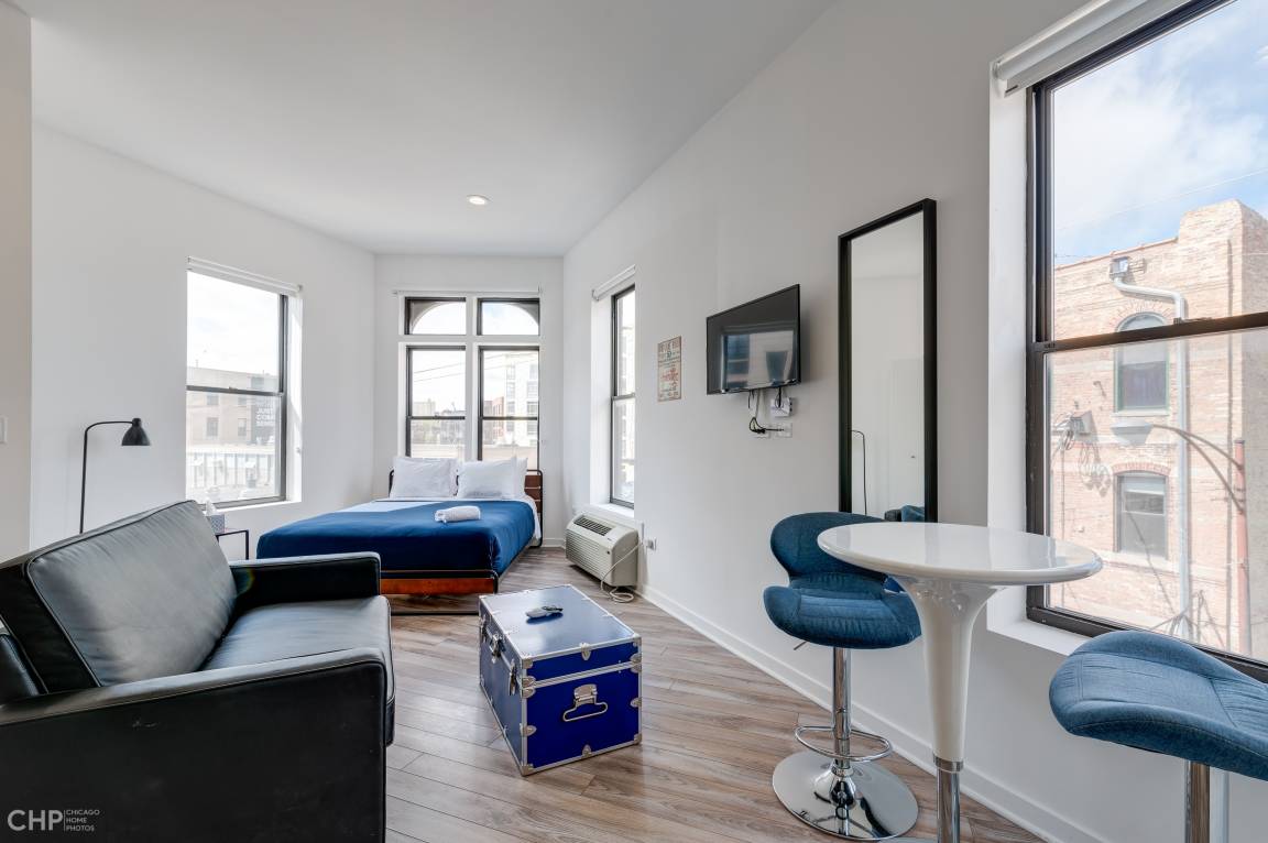 Hotel ∙ 3 Guests - Chicago, IL
