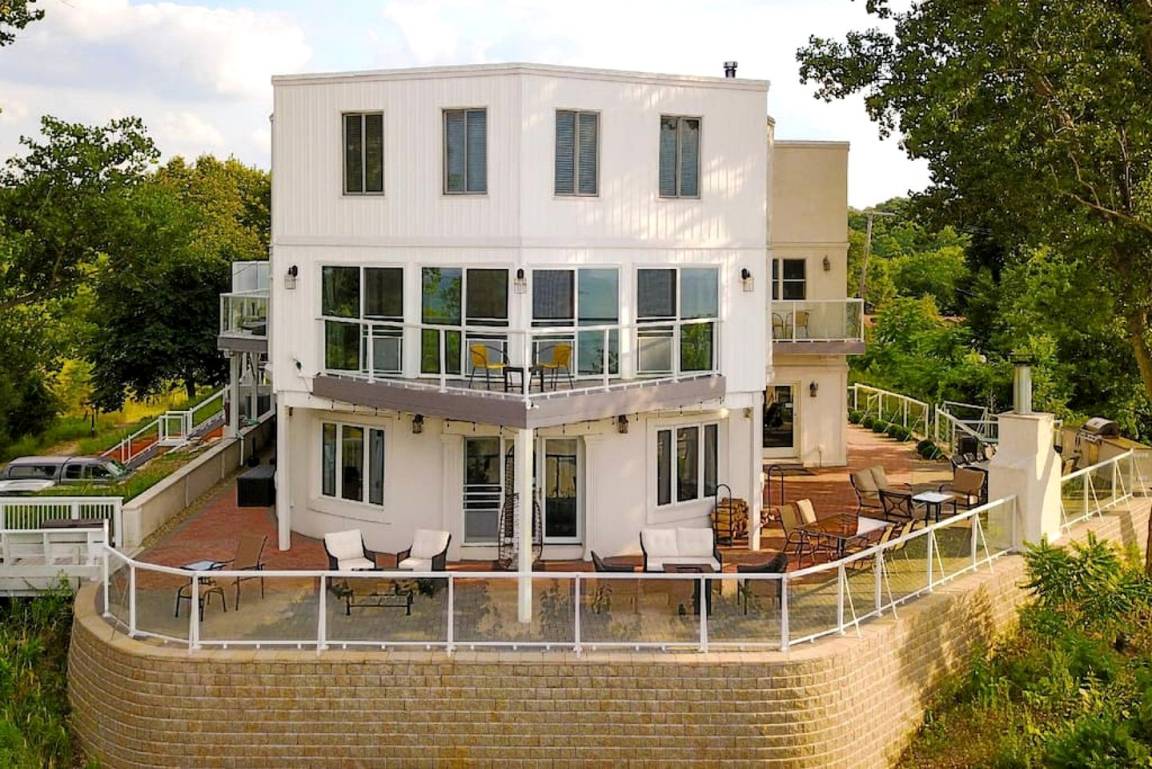 Villa ∙ 7 Bedrooms ∙ 26 Guests - Indiana Dunes National Park
