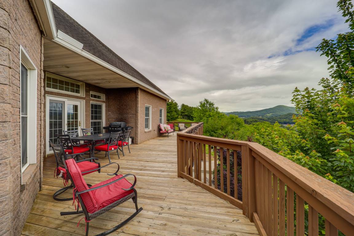 557 M² House ∙ 6 Bedrooms ∙ 18 Guests - West Jefferson, NC