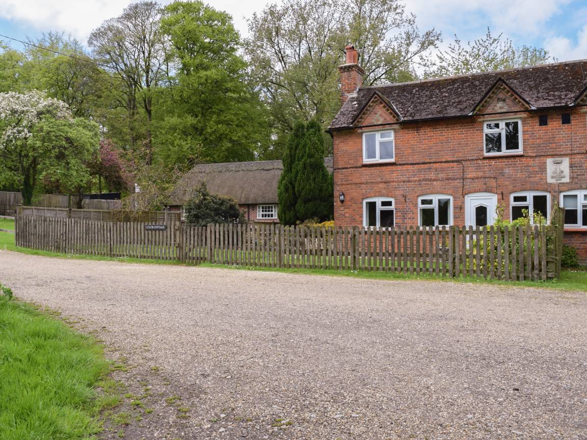 Cottage ∙ 3 Bedrooms ∙ 6 Guests - Basingstoke