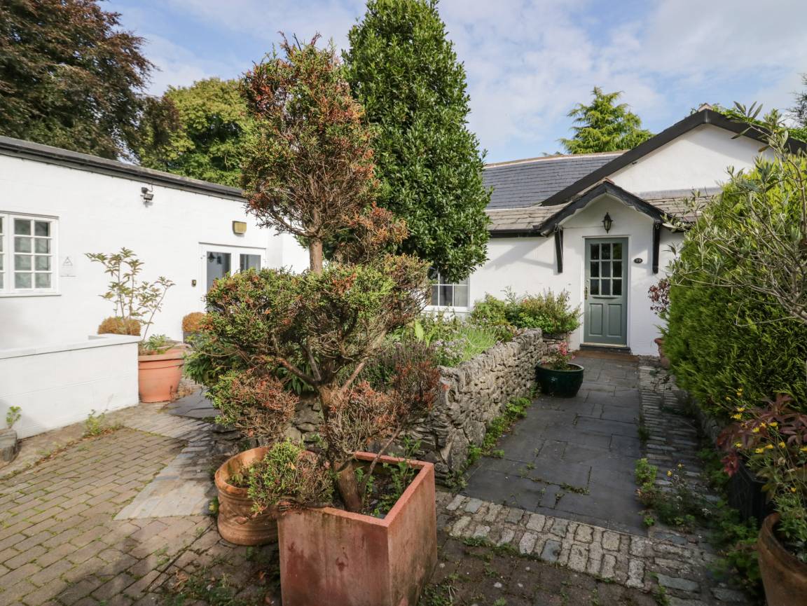 Cottage ∙ 8 Bedrooms ∙ 18 Guests - Barrow-in-Furness