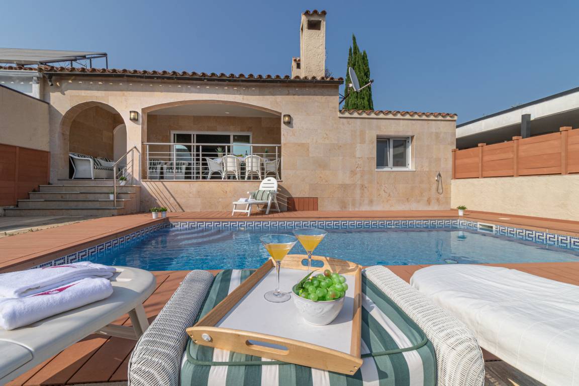 82 M² Villa ∙ 4 Chambres ∙ 8 Personnes - Empuriabrava