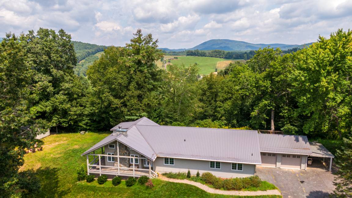 House ∙ 3 Bedrooms ∙ 8 Guests - West Jefferson, NC