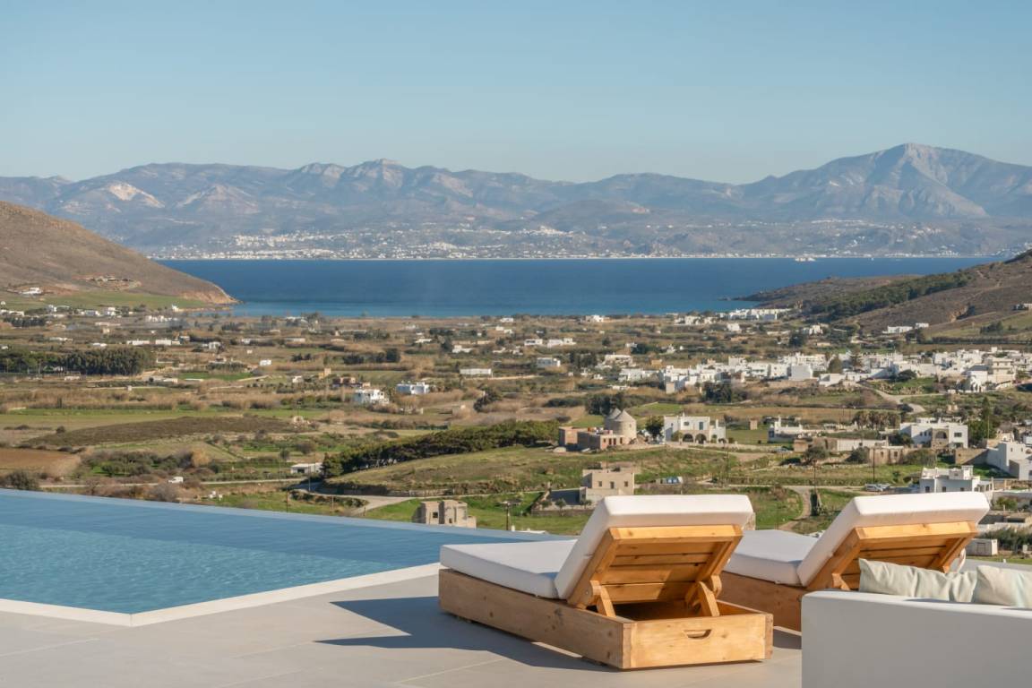 270 M² Villa ∙ 6 Bedrooms ∙ 16 Guests - Paros