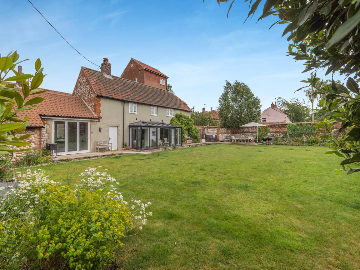 Cottage ∙ 6 Bedrooms ∙ 14 Guests - Burnham Market