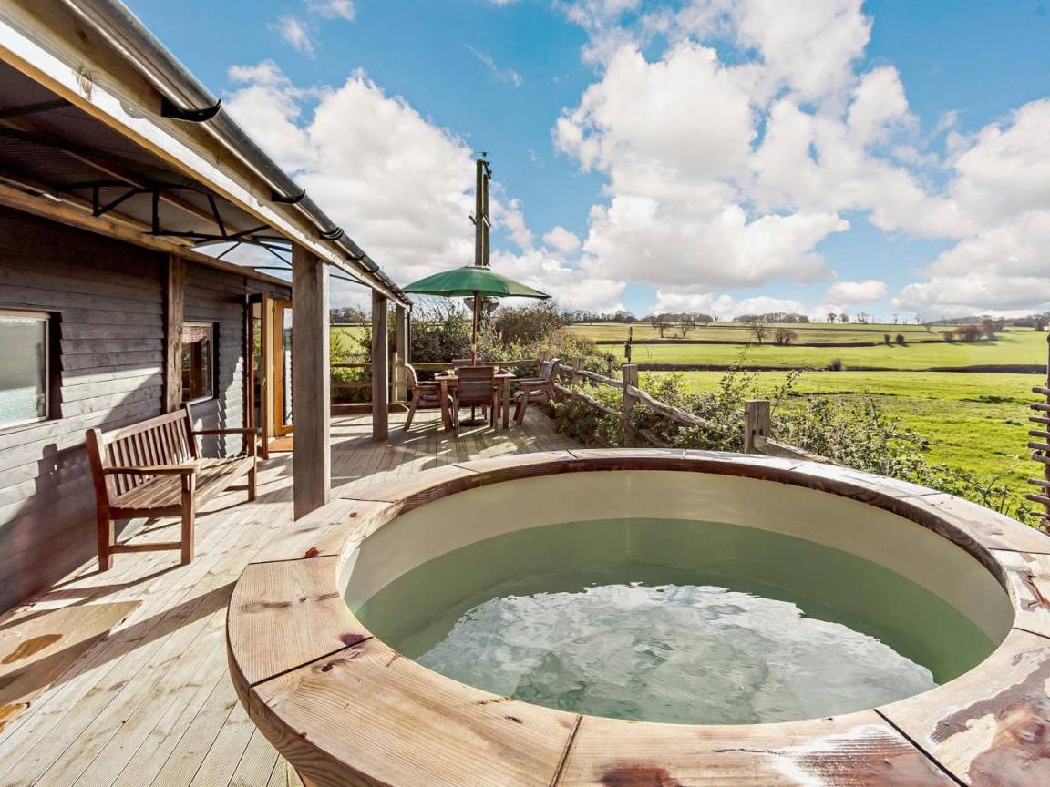 Camping ∙ 2 Bedrooms ∙ 4 Guests - Leicestershire