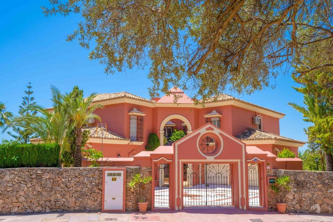 980 M² Villa ∙ 8 Schlafzimmer ∙ 15 Gäste - Fuengirola