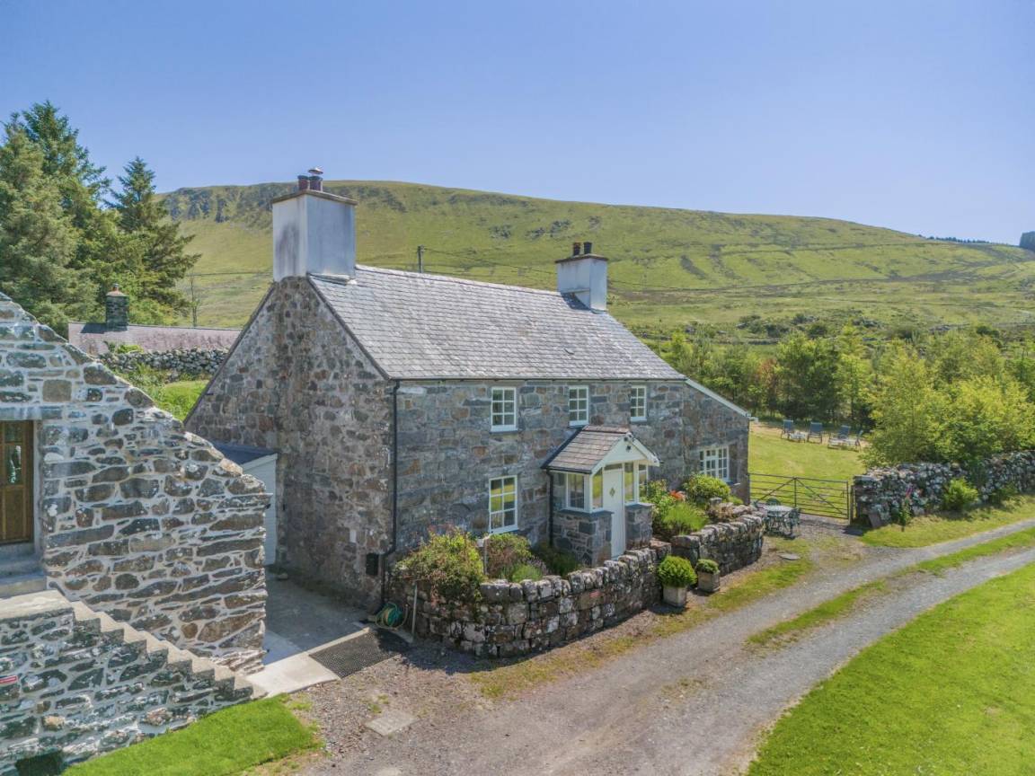 Cottage ∙ 4 Bedrooms ∙ 8 Guests - Dolgellau