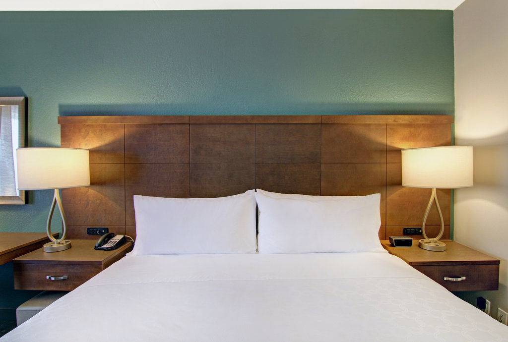 Hotel ∙ 2 Bedrooms ∙ 6 Guests - Toronto