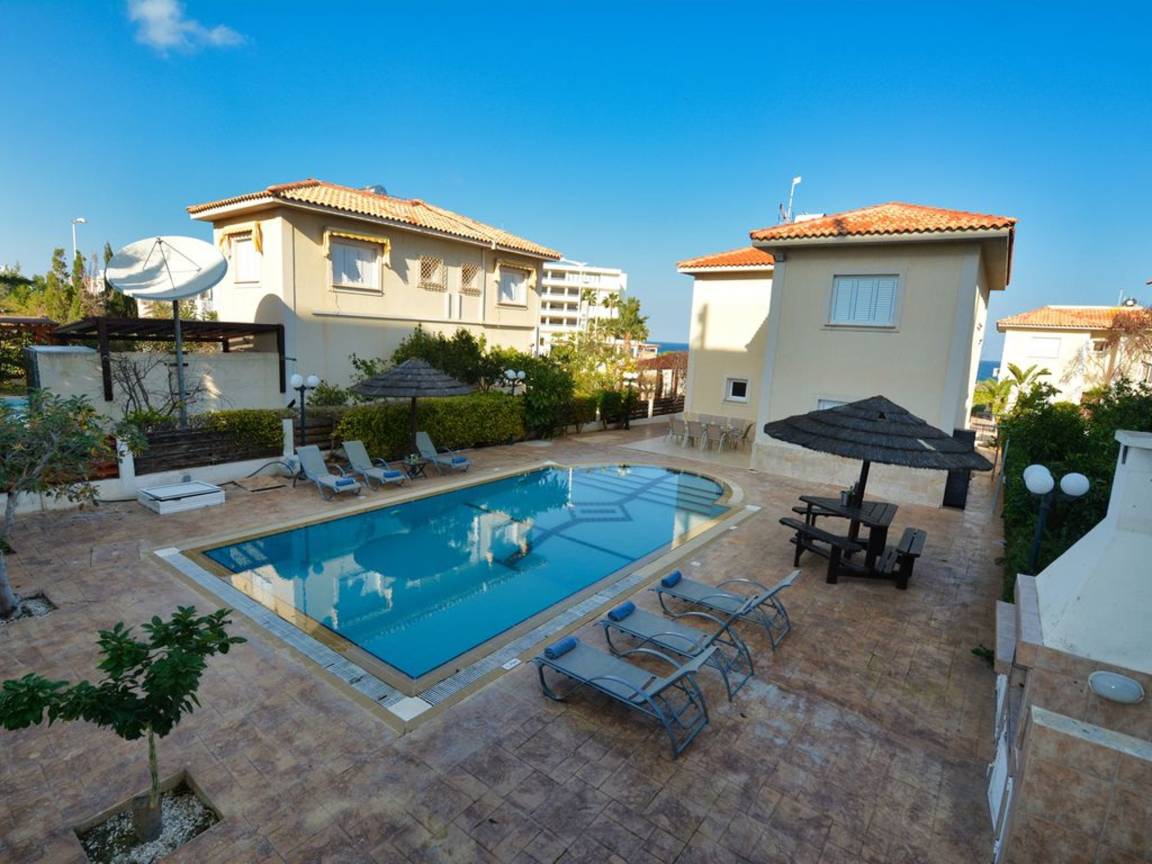 Villa ∙ 4 Bedrooms ∙ 9 Guests - Fig Tree