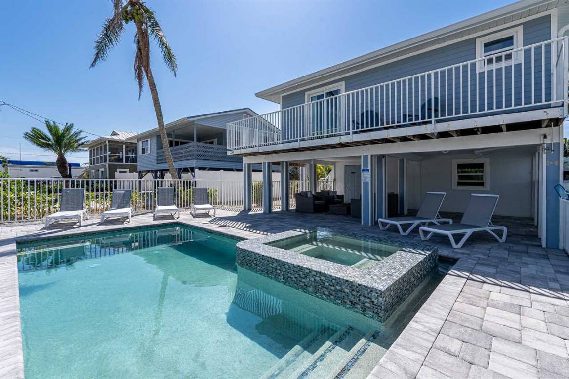 126 M² House ∙ 4 Bedrooms ∙ 14 Guests - Fort Myers Beach, FL