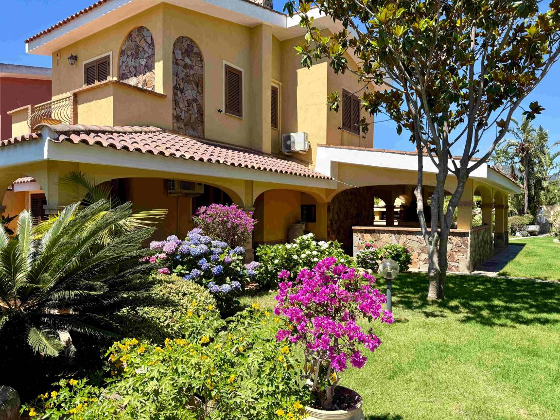 100 M² Villa ∙ 4 Bedrooms ∙ 8 Guests - Villasimius