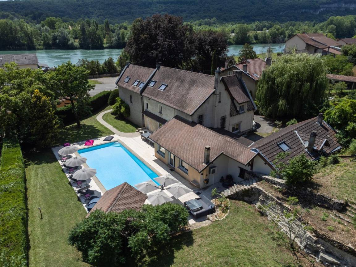 270 M² Gîte ∙ 5 Chambres ∙ 14 Personnes - Ain