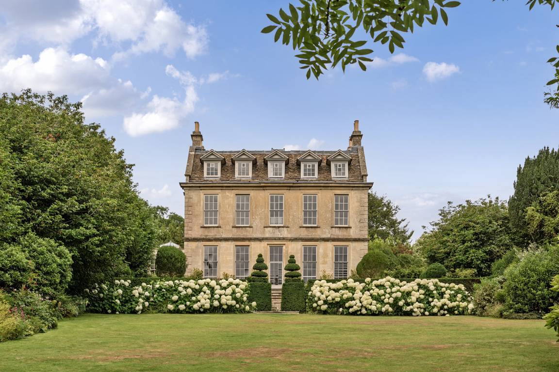 Cottage ∙ 6 Bedrooms ∙ 12 Guests - Bath