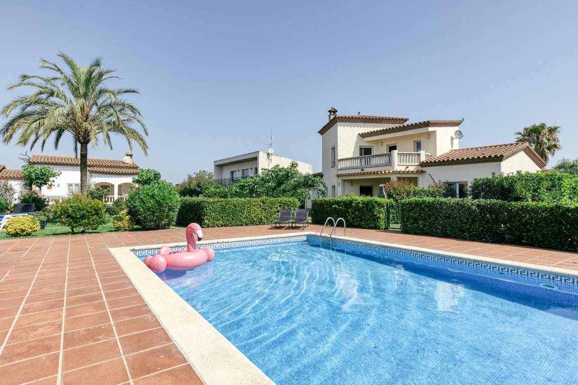 140 M² Villa ∙ 3 Bedrooms ∙ 8 Guests - Figueres