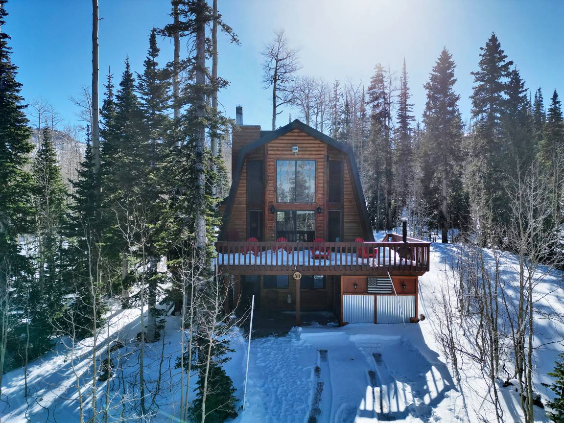 242 M² Cabin ∙ 4 Bedrooms ∙ 10 Guests - Brian Head, UT