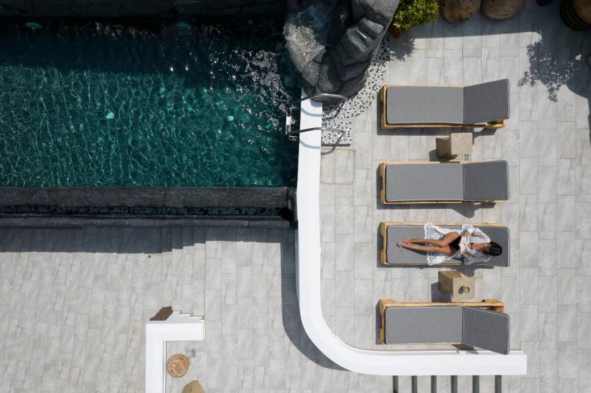 150 M² Villa ∙ 4 Bedrooms ∙ 13 Guests - Santorini