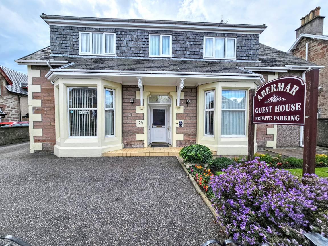 300 M² House ∙ 12 Bedrooms ∙ 25 Guests - Loch Ness