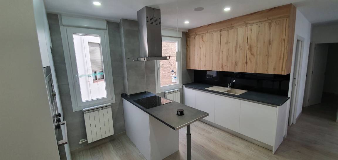73 M² Apartamento ∙ 2 Habitaciones ∙ 5 Huéspedes - Zaragoza, España