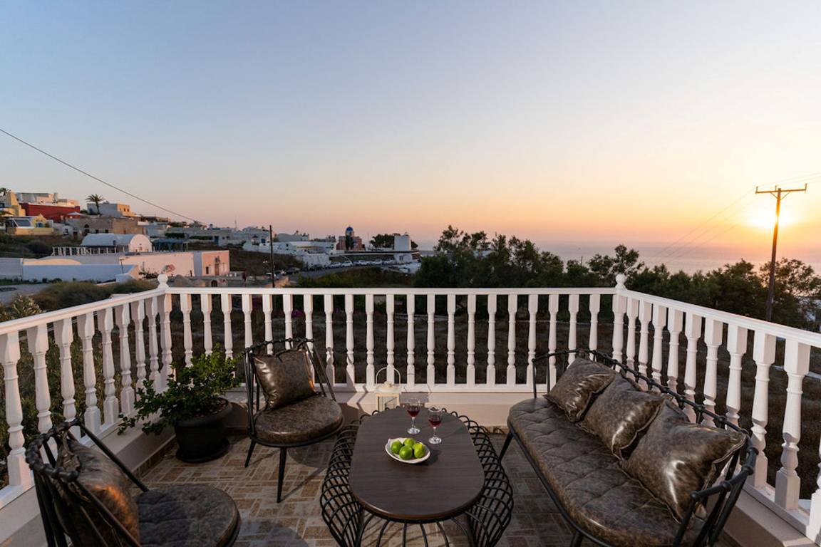 125 M² Villa ∙ 3 Bedrooms ∙ 6 Guests - Santorini