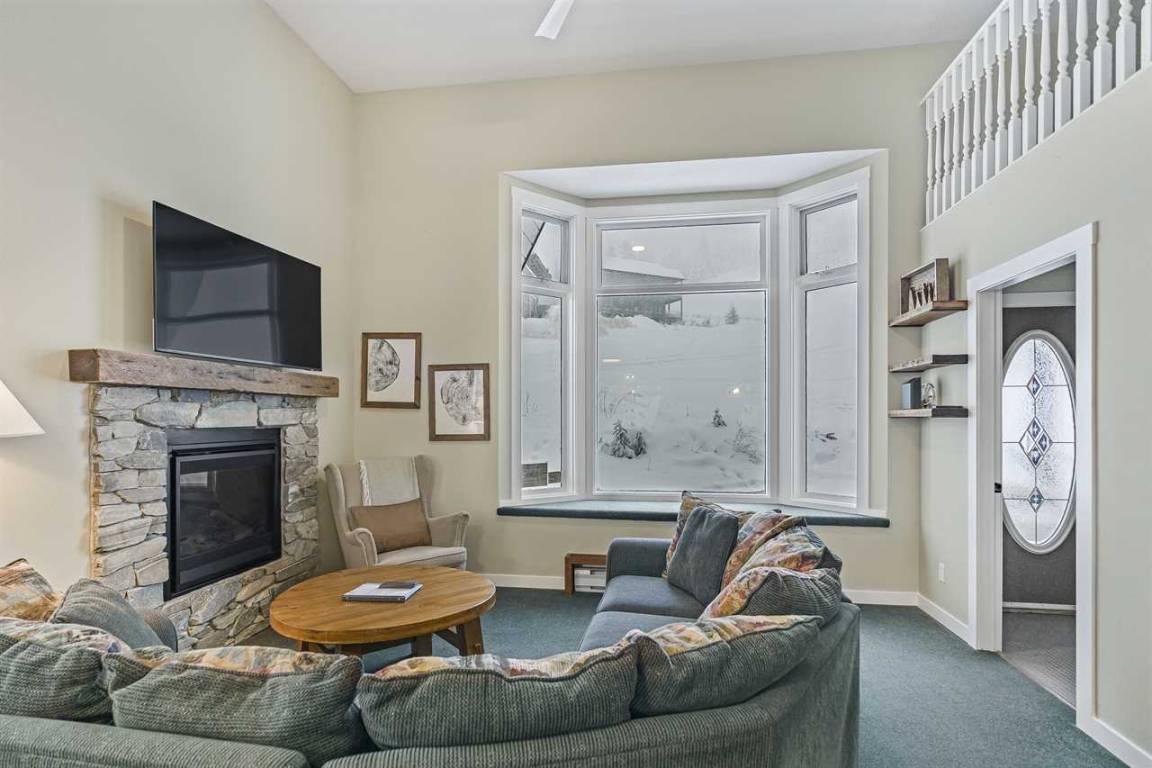 Hotel ∙ 4 Bedrooms ∙ 17 Guests - British Columbia