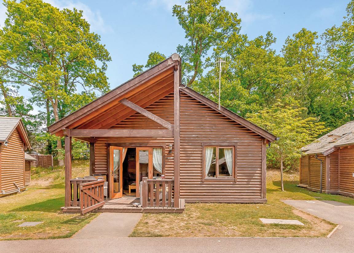 Chalet ∙ 2 Bedrooms ∙ 4 Guests - Godalming
