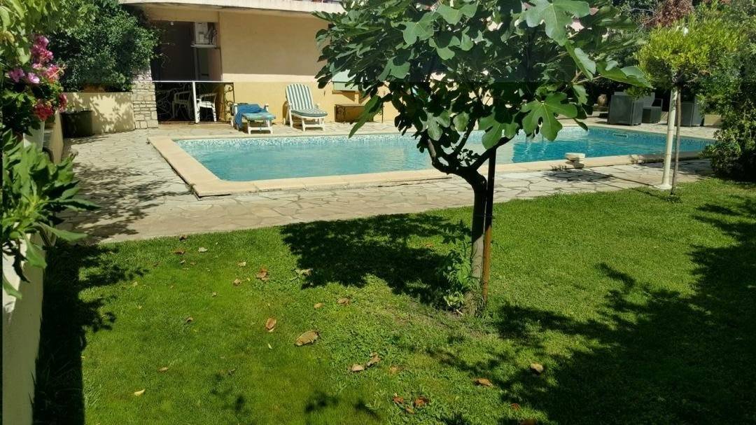 47 M² Mökki ∙ 1 Makuuhuone ∙ 3 Vierasta - Var