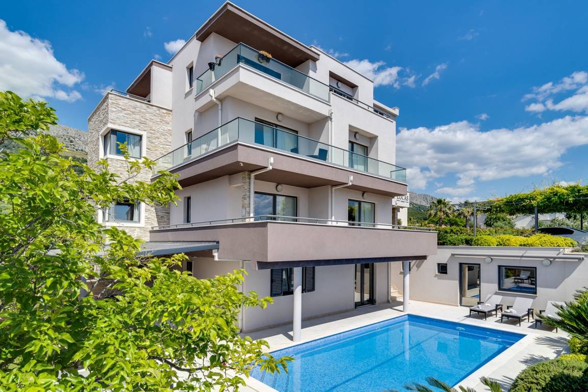 300 M² Villa ∙ 7 Bedrooms ∙ 14 Guests - Solin